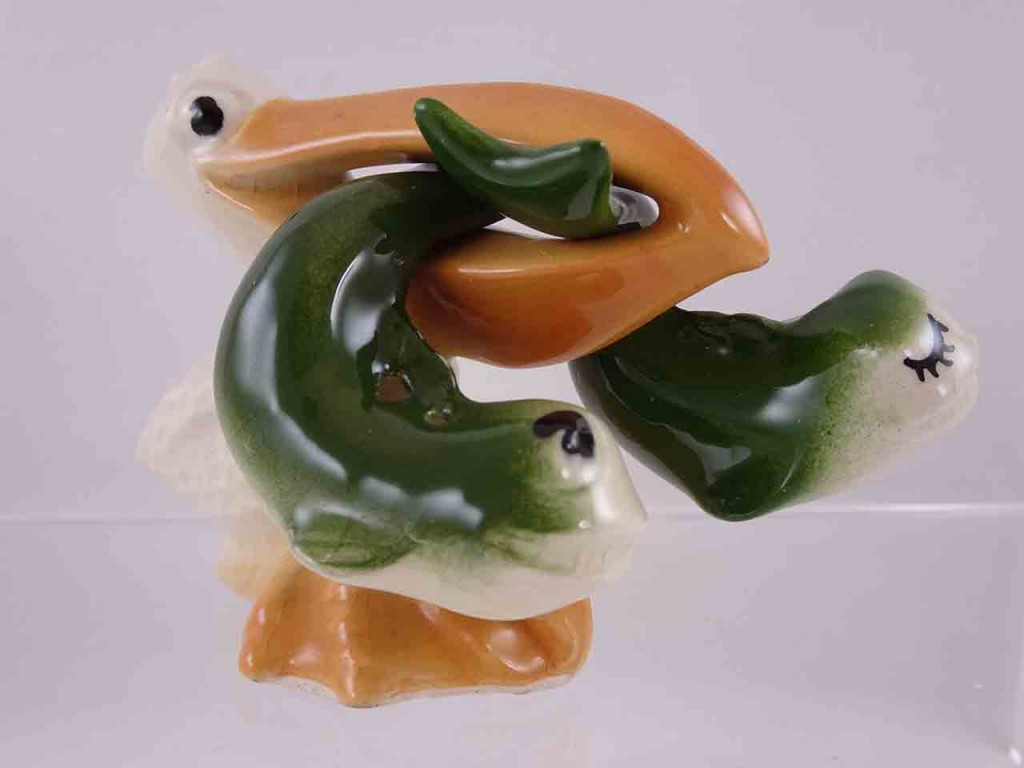 Pelican Holding Fish from Mouth – Novelty Salt & Pepper Shakers Club Pelican Holding Fish from Mouth – Novelty Salt & Pepper Shakers Club
